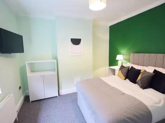 Charming 2 BA 1 bedroom house share for rent in Leman Street.