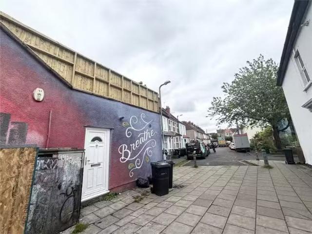 Unique 2 BA 1 bedroom house share for rent in St. Marks Road.