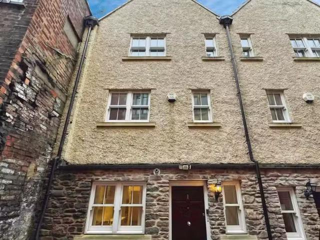 Just in! 2 BA 2 bedroom town house for rent in Redcross Lane.