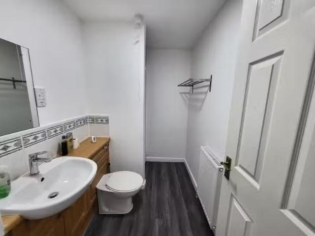 Charming 2 BA 2 bedroom apartment for rent in Haymarket Cresce.