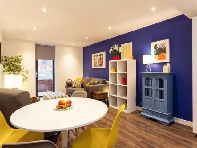Deal! 2 BA 2 bedroom apartment for rent in Moreton House, 10 M.