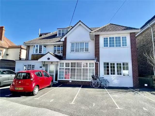 Cozy 2 BA 2 bedroom apartment for rent in Studland Road, Bourn.