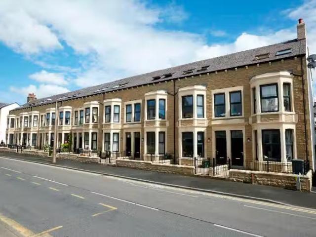 For Rent! 2 BA 2 bedroom duplex for rent in Albert Road, Morec.