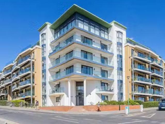 For Rent! 2 BA 2 bedroom flat for rent in Marina Close, Boscom.