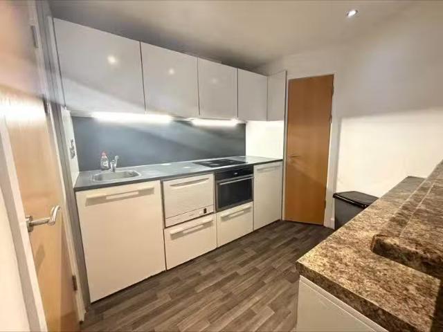 Deal! 2 BA 2 bedroom flat for rent in Marsh House, Bristol, BS1