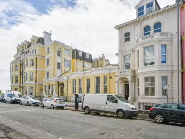 Cozy 2 BA 2 bedroom flat for rent in Burlington Place, Eastbou.