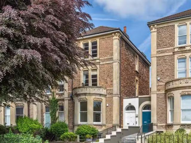 Deal! 2 BA 2 bedroom flat for rent in Beaufort Road, Clifton.