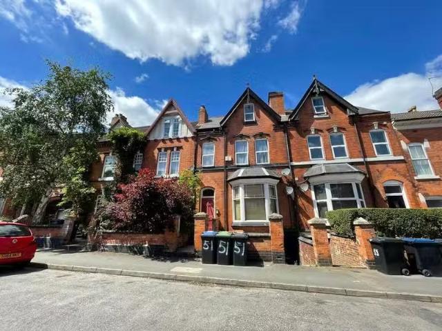 For Rent! 2 BA 2 bedroom flat for rent in Carlyle Road, Edgbas.