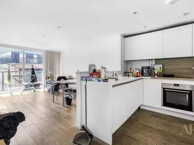 Unique 2 BA 2 bedroom flat for rent in Central Street, London.