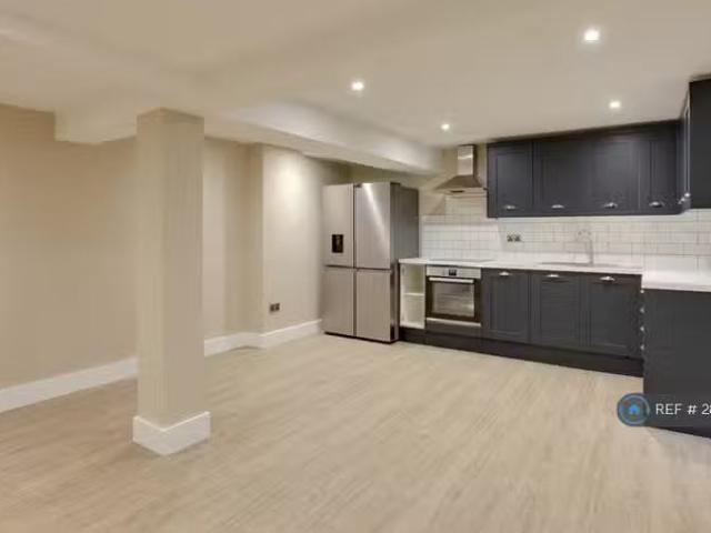 Rental! 2 BA 2 bedroom flat for rent in Claremont Gardens, Sur.