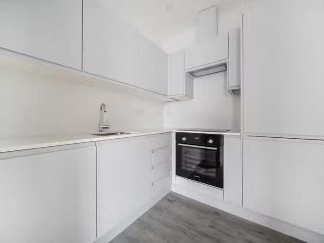 For Rent! 2 BA 2 bedroom flat for rent in East Street Bromley.