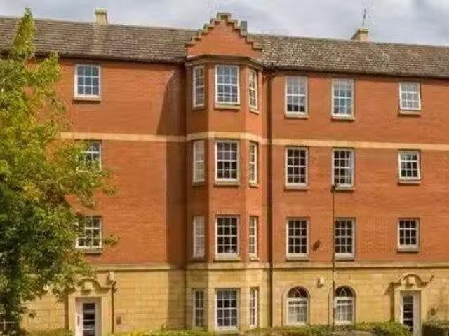 Unique 2 BA 2 bedroom flat for rent in Fox Street, Edinburgh.