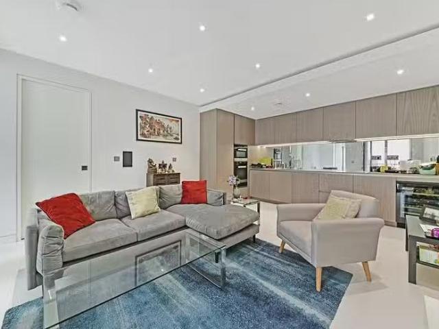 Charming 2 BA 2 bedroom flat for rent in Landmark Place, Sugar.
