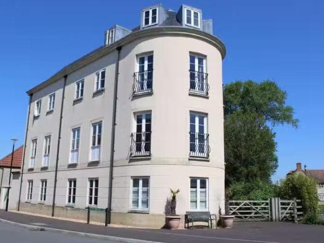 For Rent! 2 BA 2 bedroom flat for rent in Little Brooks Lane.
