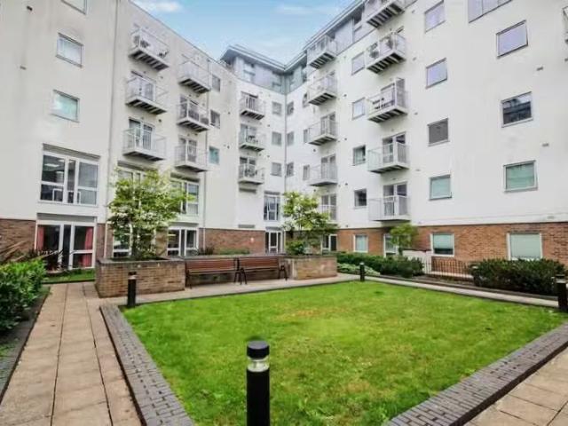 Unique 2 BA 2 bedroom flat for rent in Station View, Guildford.