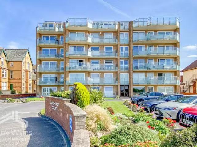 Cozy 2 BA 2 bedroom flat for rent in Sandhurst Court, South Pr.