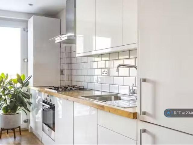Cozy 2 BA 2 bedroom flat for rent in Universal House, Bromley.