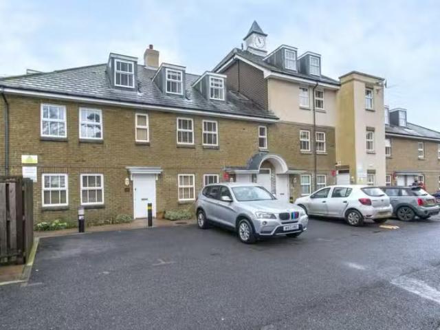 Rental! 2 BA 2 bedroom flat for rent in West Cliff Road, West.