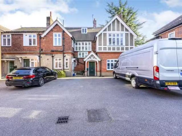 Deal! 2 BA 2 bedroom flat for rent in Wickwood Court, Sandpit.