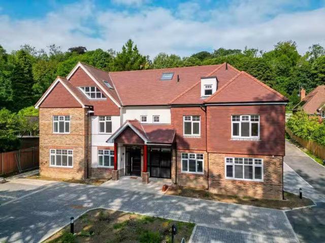 Nice 2 BA 2 bedroom flat for rent in 42 Welcomes Road, Kenley.