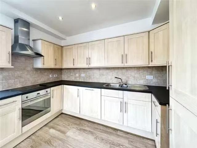 Unique 2 BA 2 bedroom Flat to rent, Nevill Street, Tunbridge W.