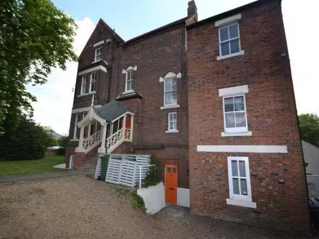 Cozy 2 BA 2 bedroom ground floor maisonette for rent in Victor.