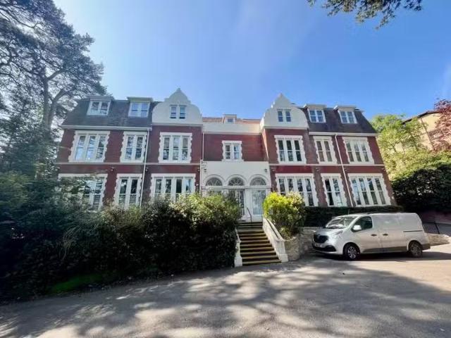 For Rent! 2 BA 2 bedroom maisonette for rent in Knyveton Road.