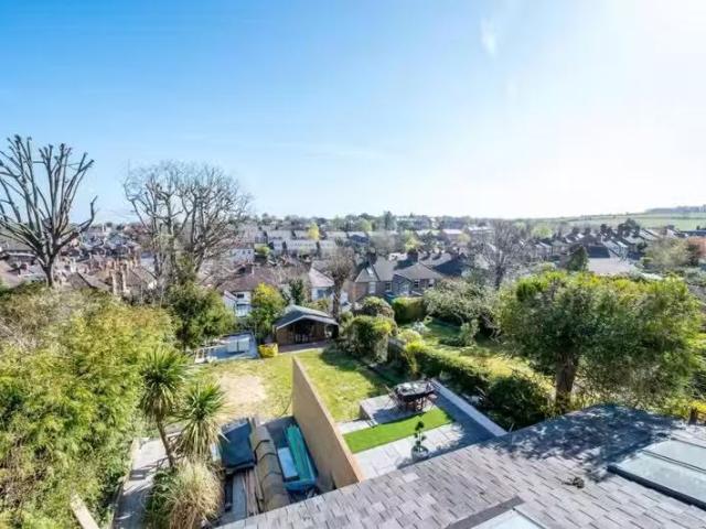 New 2 BA 2 bedroom maisonette for rent in Pewley Way, Guildfor.