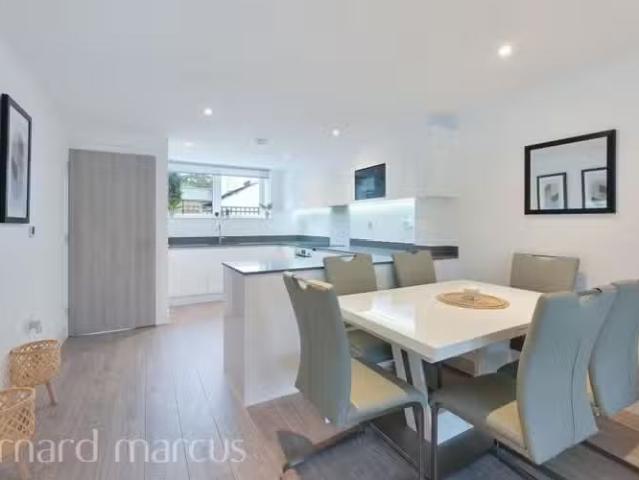 Nice 2 BA 2 bedroom mews property for rent in Lime Grove, NEW.