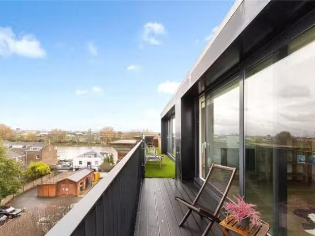 Rental! 2 BA 2 bedroom property to let in Bazalgette Court, Gr.