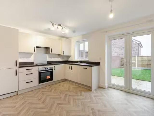 For Rent! 2 BA 2 bedroom semi detached house for rent in Leaf.