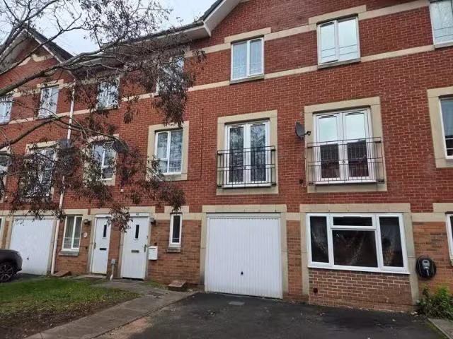 Charming 2 BA 3 bedroom terraced house for rent in Anchor Cres.