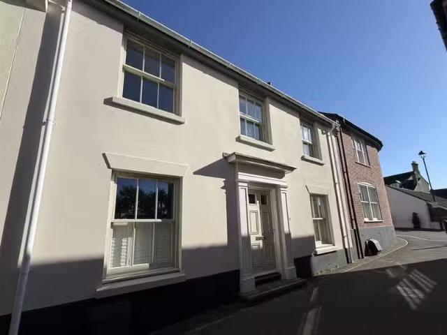 Just in! 2 BA 3 bedroom terraced house for rent in Hogshill St.