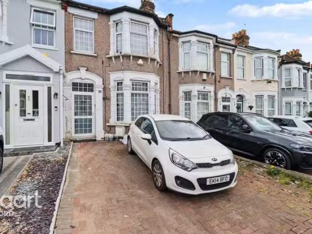 Nice 2 BA 3 bedroom terraced house for rent in Mayfair Avenue.