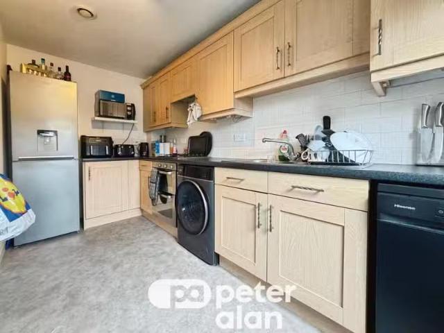 Charming 2 BA 3 bedroom town house for rent in Caerphilly Road.
