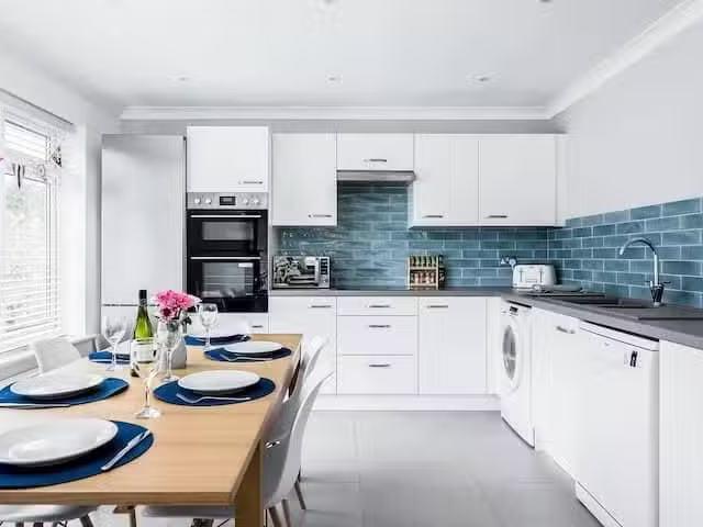 Just in! 2 BA 3 bedroom apartment for rent in Alumhurst Road.
