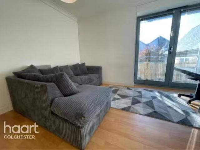 Just in! 2 BA 3 bedroom apartment for rent in Lightship Way, C.