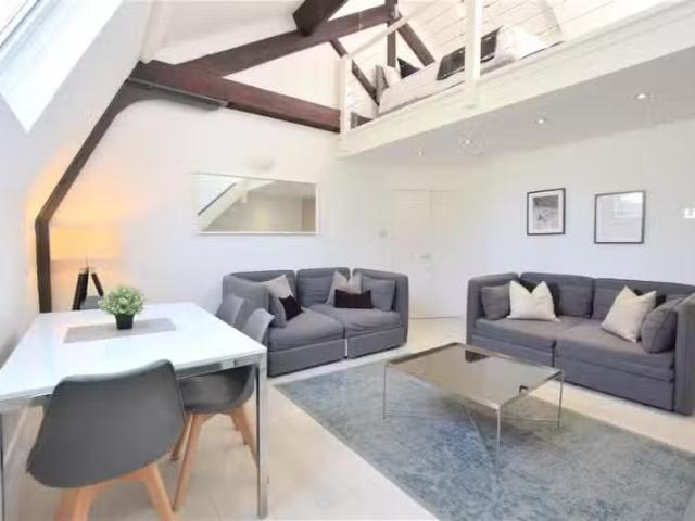 Cheap 2 BA 3 bedroom apartment for rent in Victoria Street, Li.