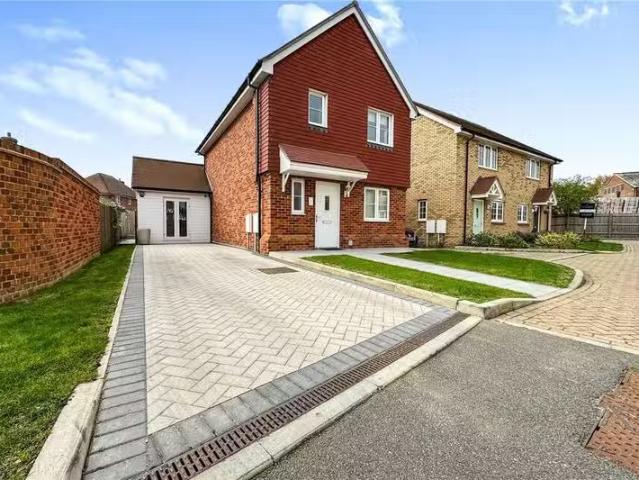Cheap 2 BA 3 bedroom Detached House to rent, Dewberry Close, F.