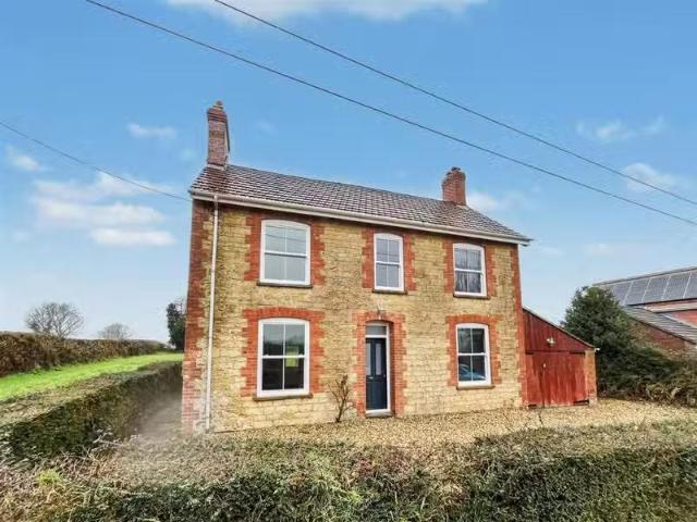 Deal! 2 BA 3 bedroom detached house for rent in Axe Road, Drim.