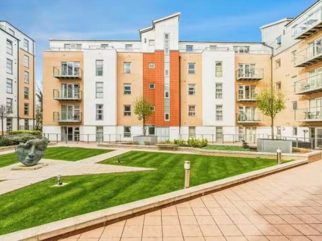 Charming 2 BA 3 bedroom flat for rent in Freshmans House, Quee.