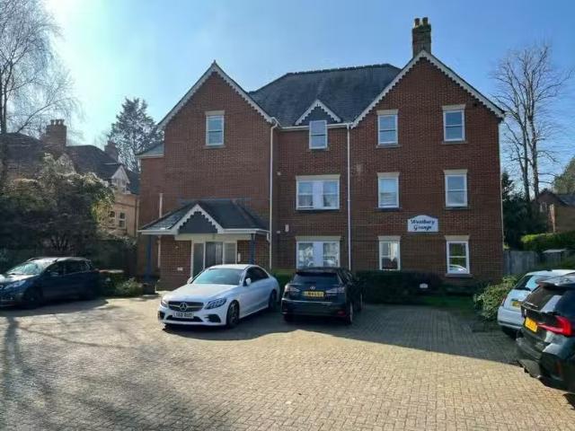 Cozy 2 BA 3 bedroom flat for rent in Lansdowne Road, Bournemou.