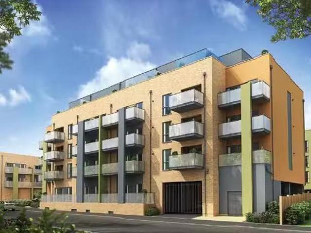 Cheap 2 BA 3 bedroom flat for rent in Scenix House, 86 Chigwel.