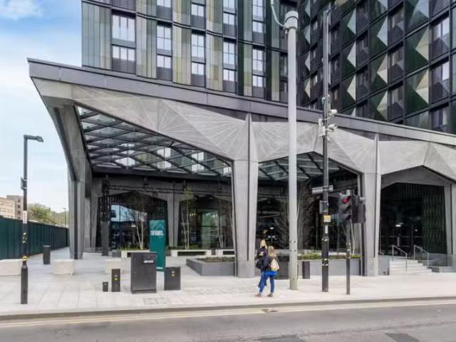 Rental! 2 BA 3 bedroom flat for rent in Ten Degrees, Croydon.
