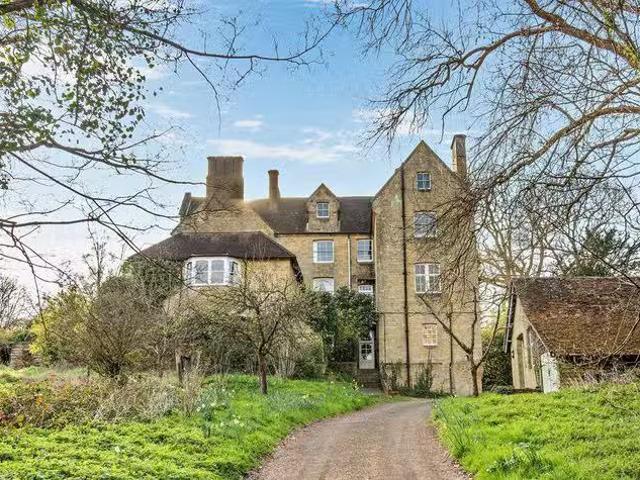 Charming 2 BA 3 bedroom flat for rent in Upper Street, Shere.