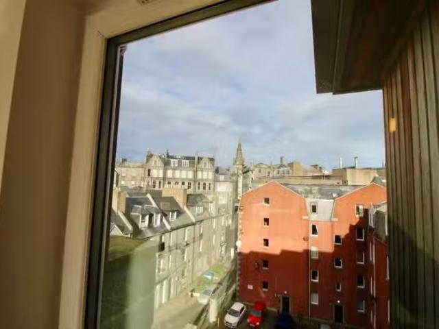 Just in! 2 BA 3 bedroom flat for rent in 21 Carmelite Court, A.