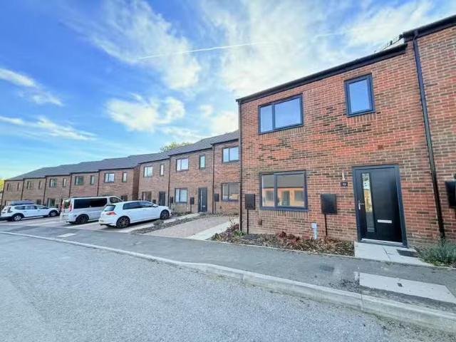 For Rent! 2 BA 3 bedroom house for rent in The Oaks, Esh Winni.