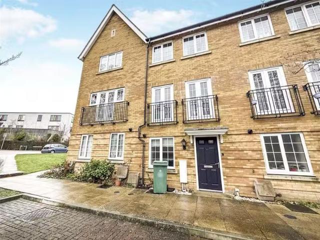 Nice 2 BA 3 bedroom Mid Terrace House to rent, Forelle Way, Ca.