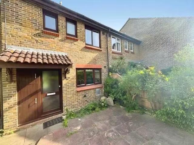 Unique 2 BA 3 bedroom Mid Terrace House to rent, School Lane.