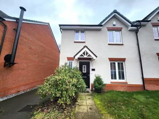 Cheap 2 BA 3 bedroom semi detached house for rent in Mill Broo.